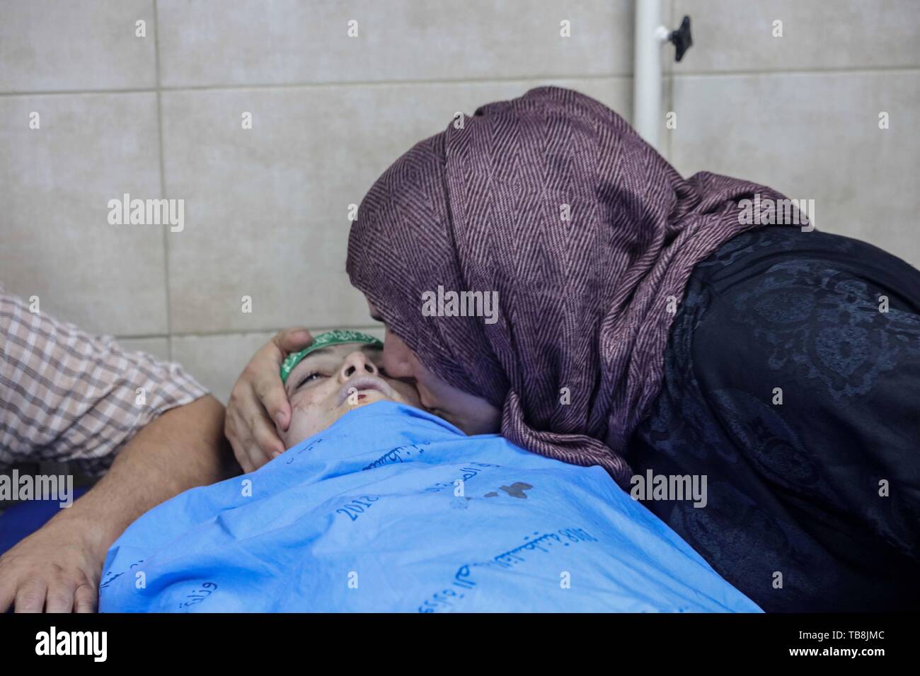 Bethlehem, West Bank, Palestinian Territory. 31st May, 2019. Relatives mourn over the body ...