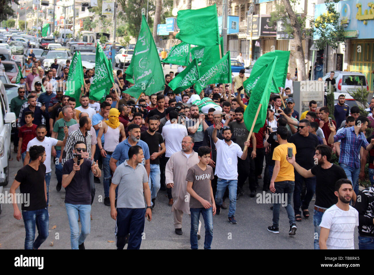 Hebron, West Bank, Palestinian Territory. 31st May, 2019. Mourners carry the body of 16-year-old ...