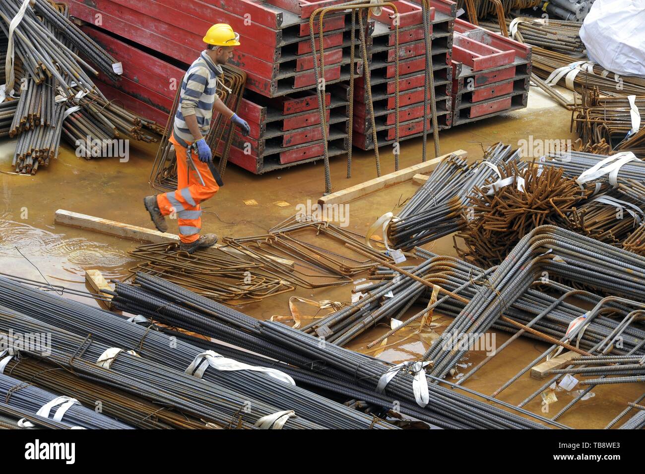 Milan (Italy), construction site for a new skyscraper Stock Photo - Alamy