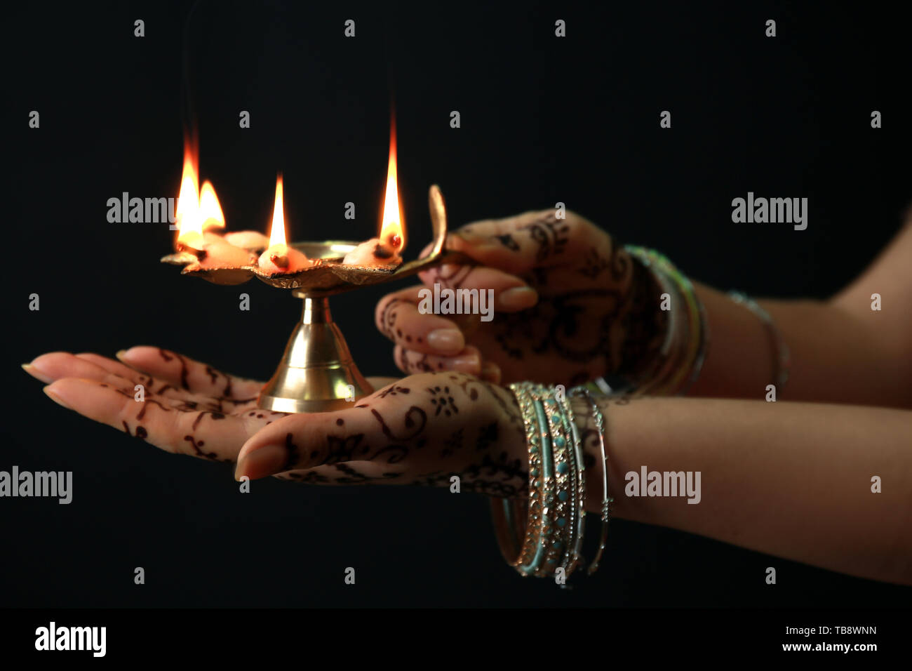 Woman Holding Diya Stock Photos & Woman Holding Diya Stock Images - Alamy