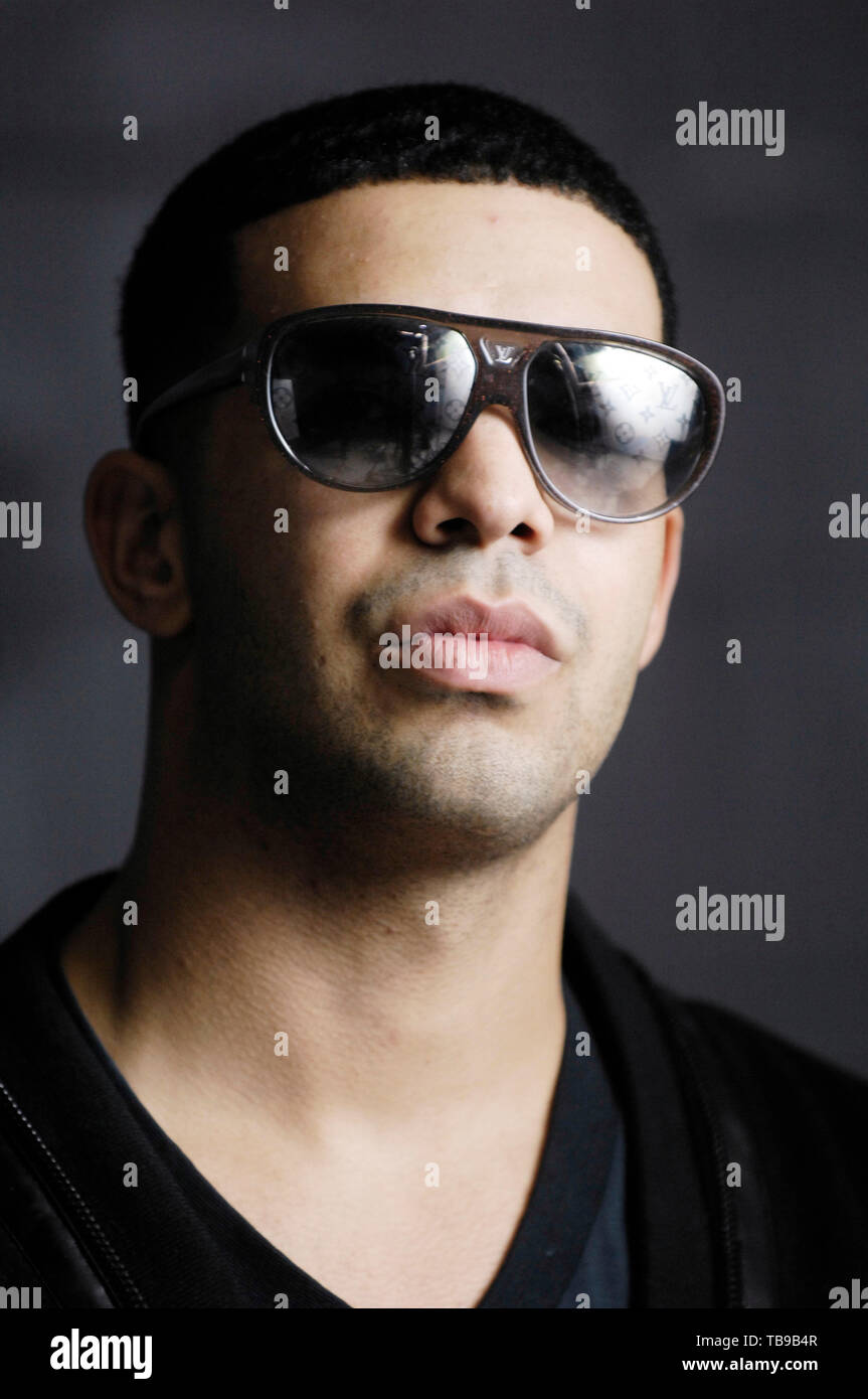 Drake portrait on the set of his music video with Lil Wayne and Young ...