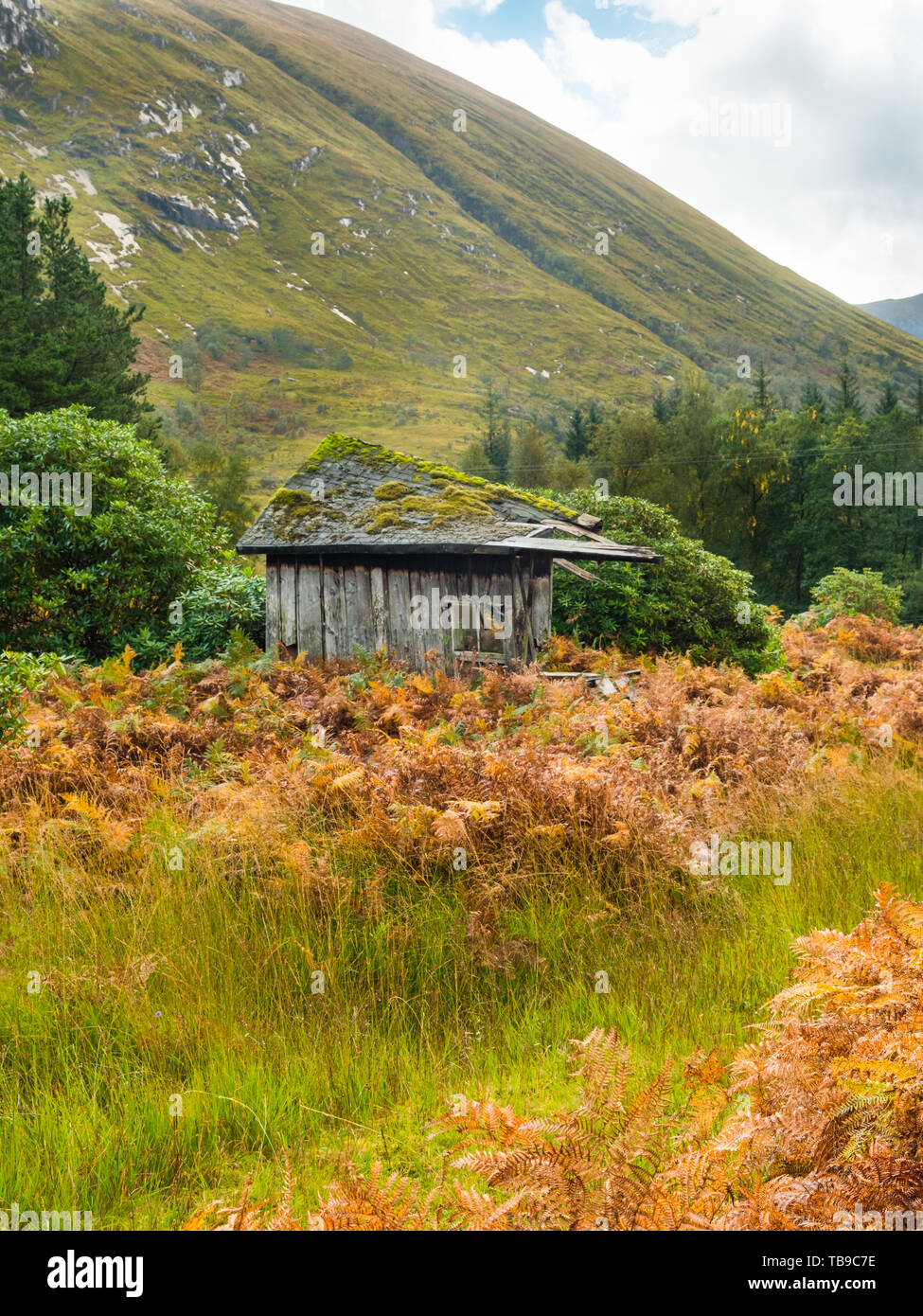 Old wooden hut in Glen Etive, Glen Coe region in Scottish Highlands ...