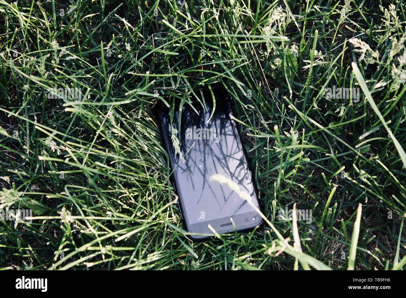 Cellphone smartphone drop on ground hi-res stock photography and images ...