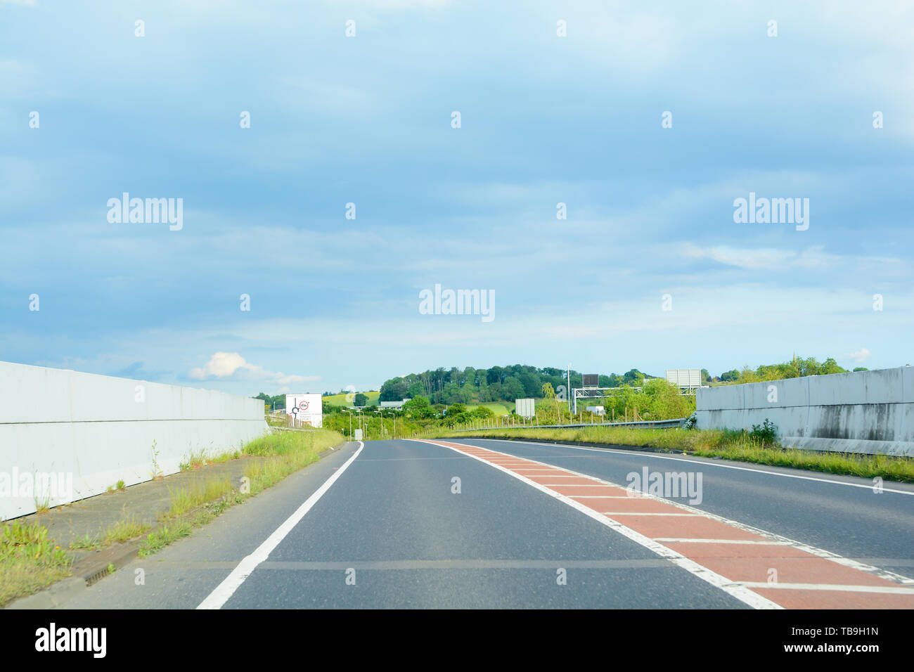 Road with no cars hi-res stock photography and images - Alamy