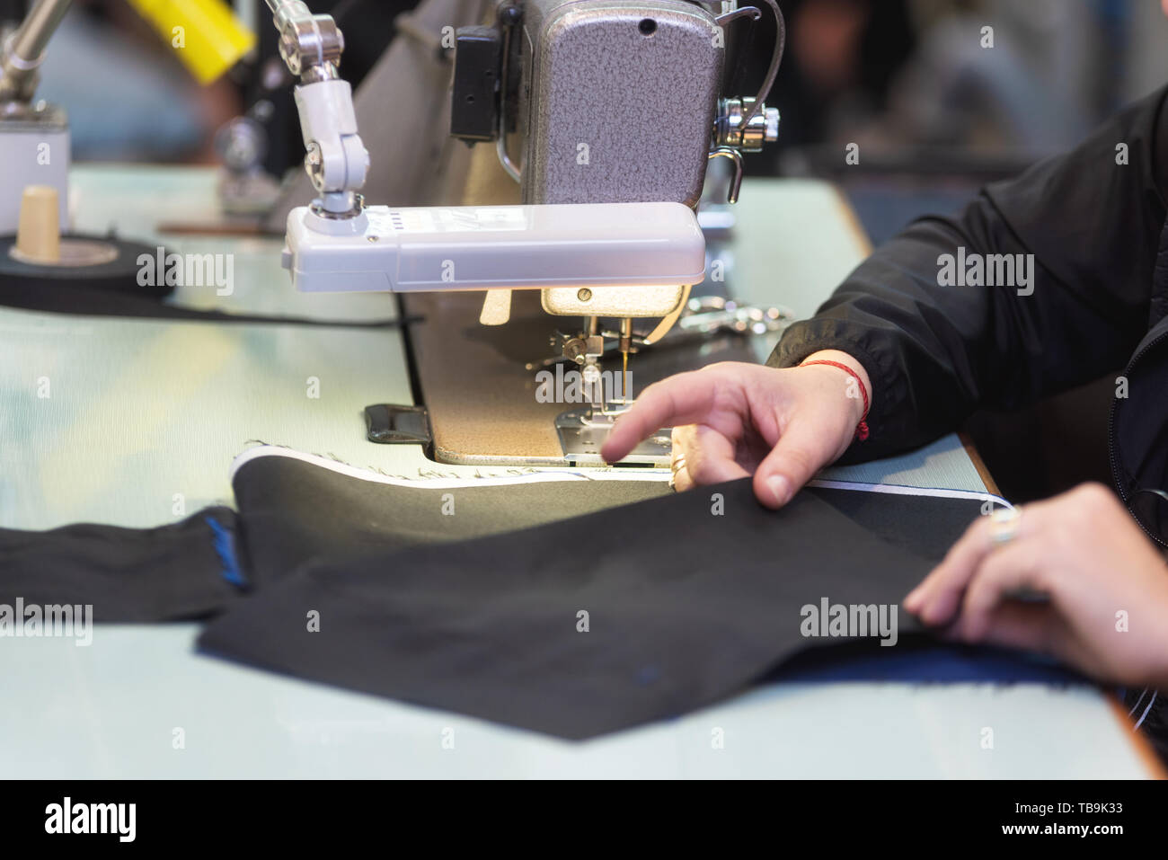 Tailor sews on industrial sewing hi-res stock photography and images ...