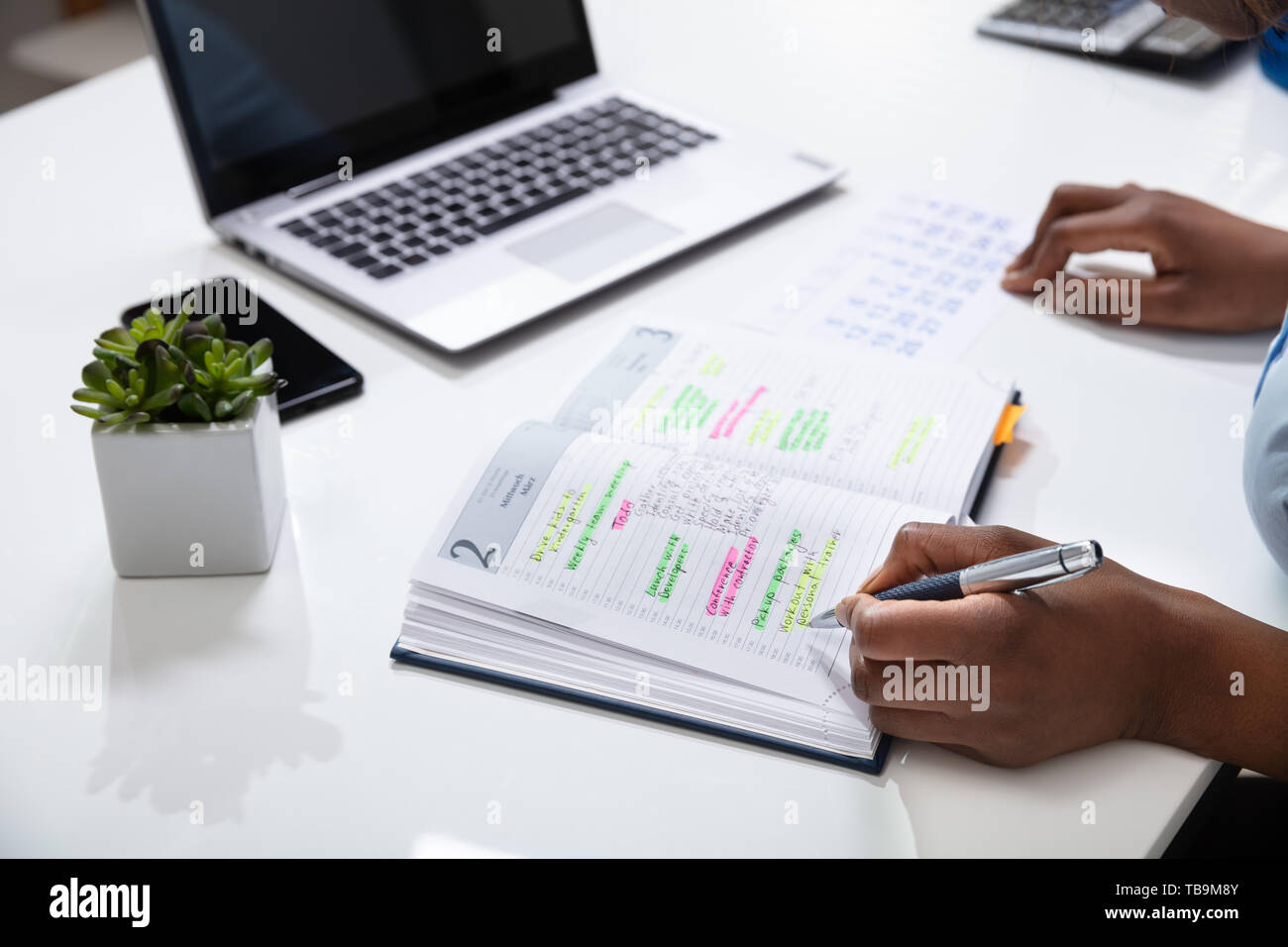 Calendar checking hi-res stock photography and images - Alamy