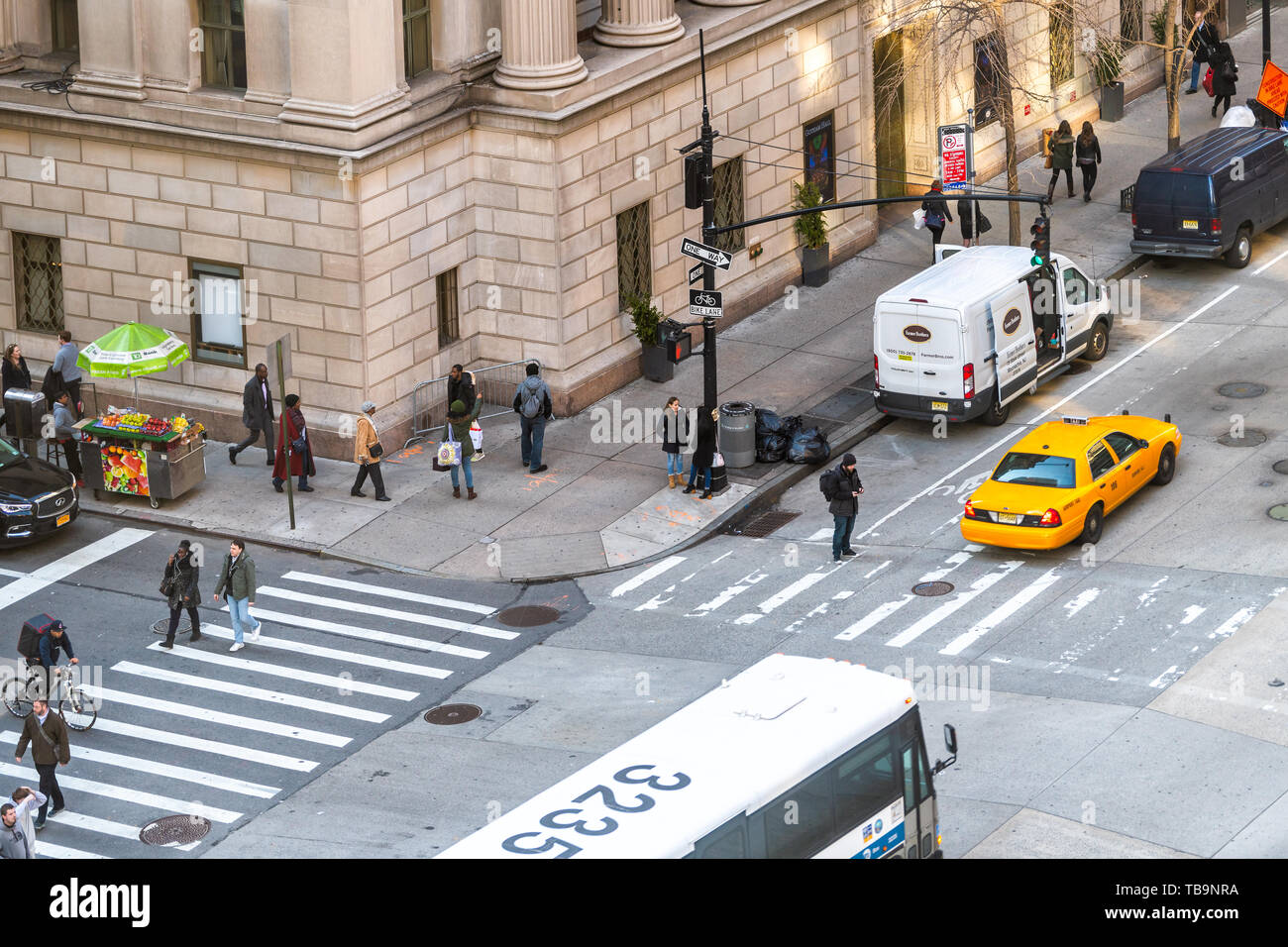Urban street corner aerial hi-res stock photography and images - Alamy