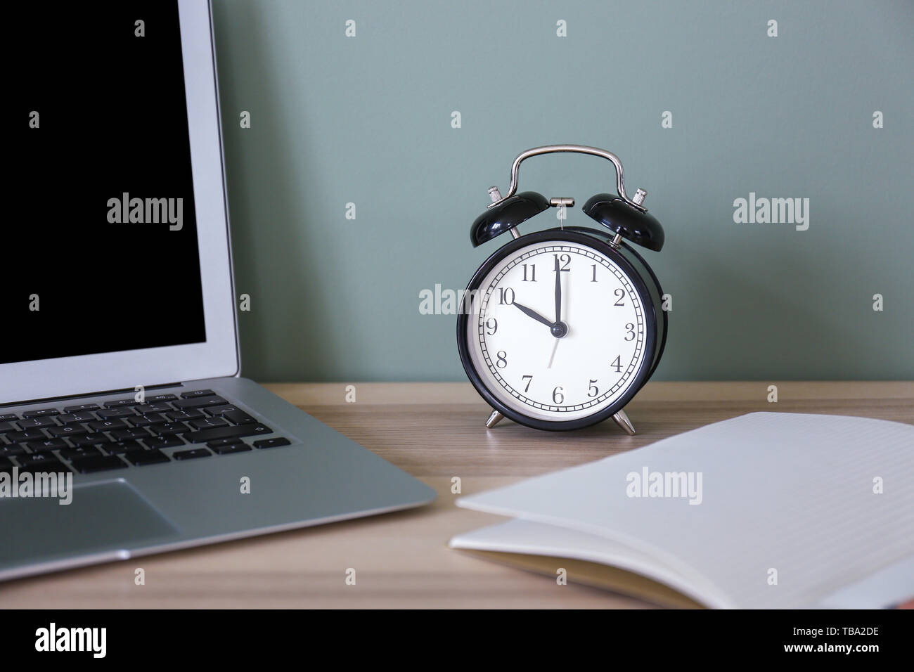 Laptop clock hi-res stock photography and images - Alamy