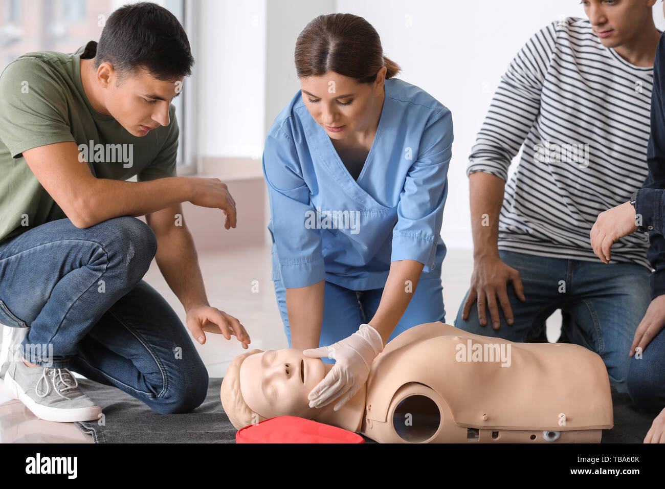 Perform cpr hi-res stock photography and images - Alamy
