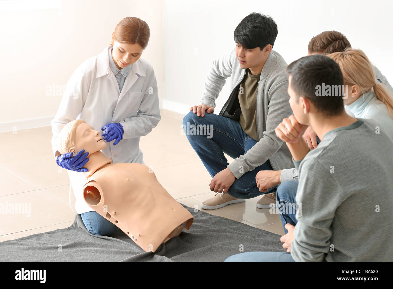People learning to provide first aid at training course Stock Photo - Alamy