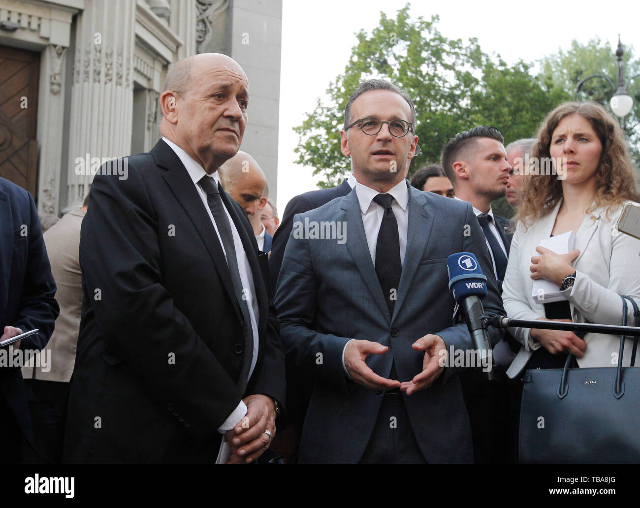 French Foreign Minister Jean-Yves Le Drian (L) and German Foreign ...