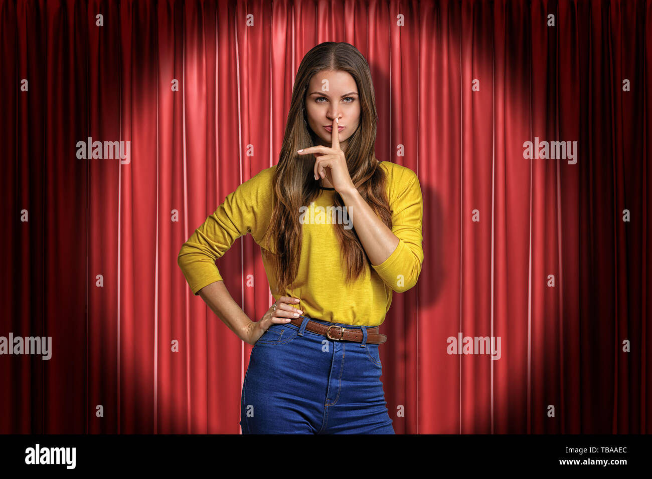 Person in spotlight on stage hi-res stock photography and images - Alamy