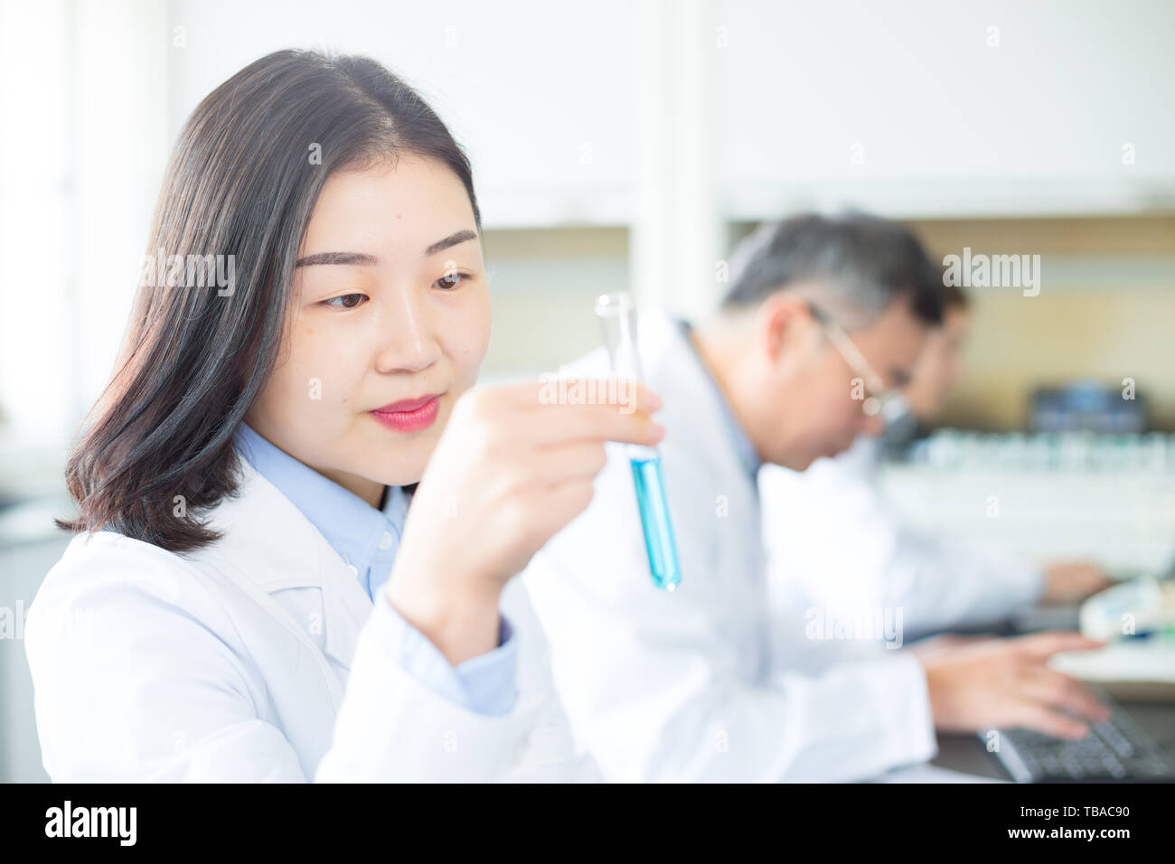 people doing chemical experiment in modern lab Stock Photo - Alamy