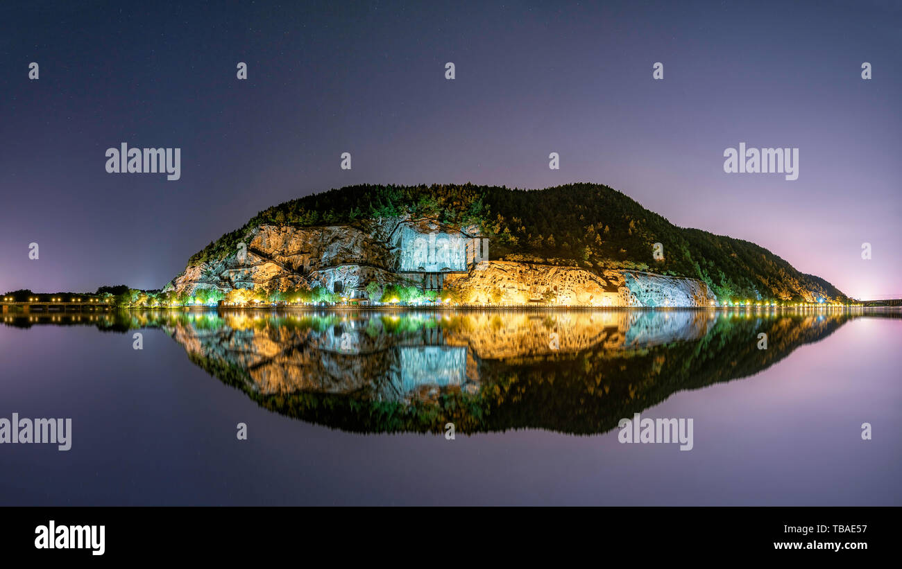 High-definition picture of night view of Longmen Grottoes Scenic Area ...