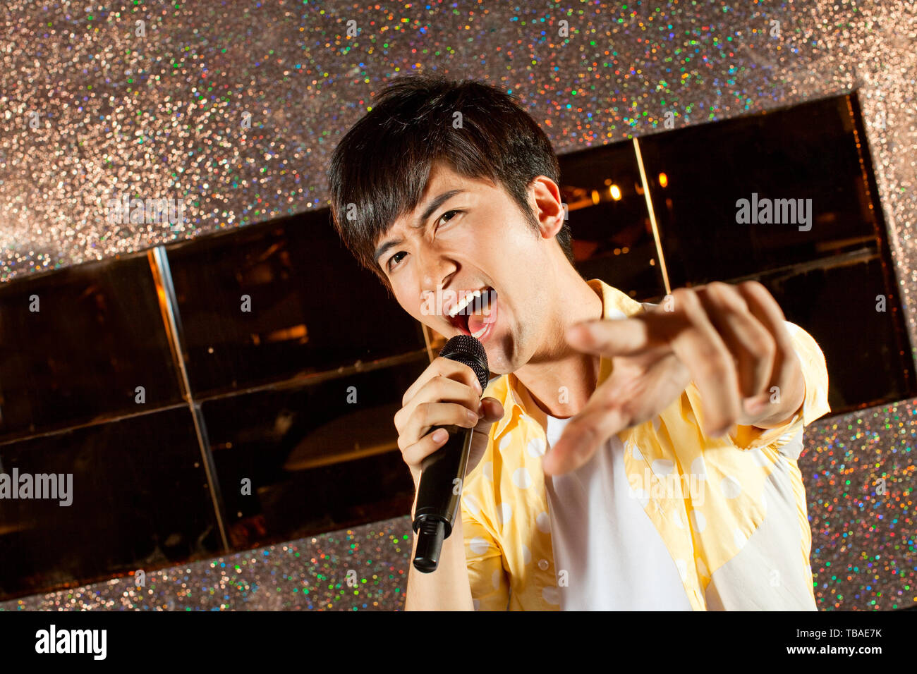 A man is singing Stock Photo - Alamy