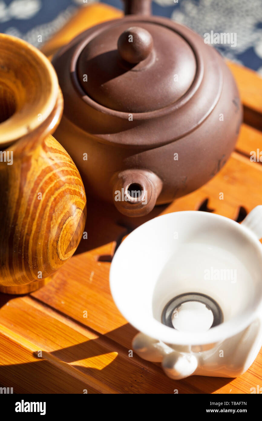 Chinese tea set on the table Stock Photo - Alamy