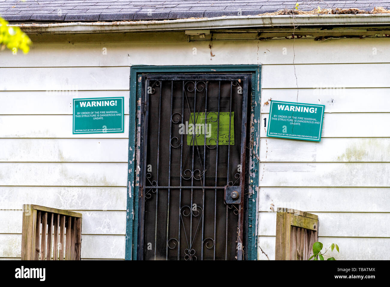 Unsafe wall warning sign hi-res stock photography and images - Alamy