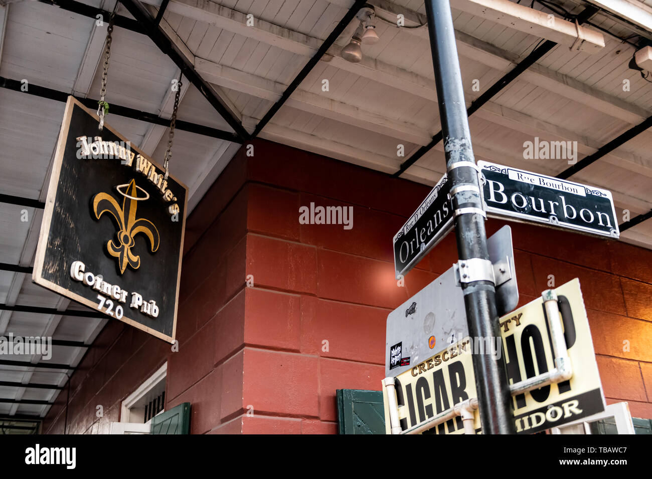 Antique pub lamp hi-res stock photography and images - Alamy