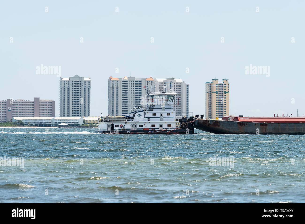 Tug tugboat tow towing barge hi-res stock photography and images - Alamy