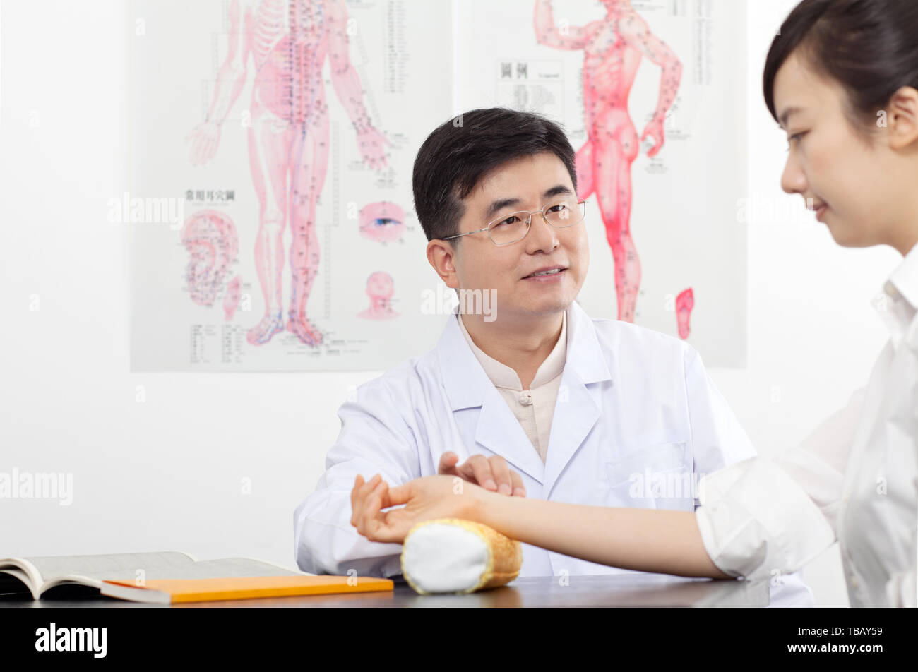 Doctors diagnose patients Stock Photo - Alamy