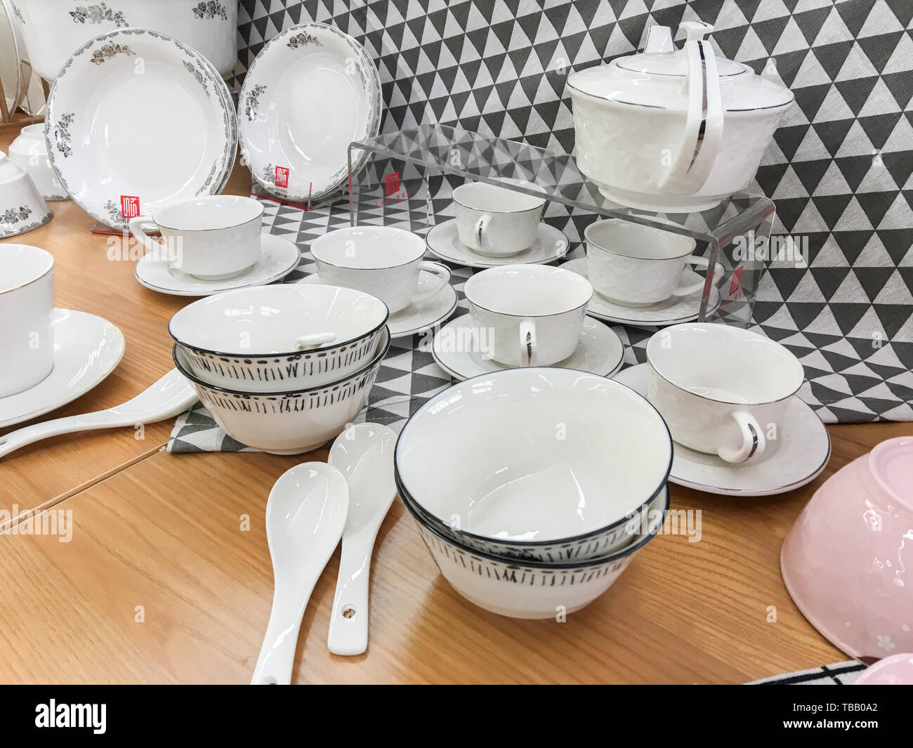 Shelves shows bowls hi-res stock photography and images - Alamy