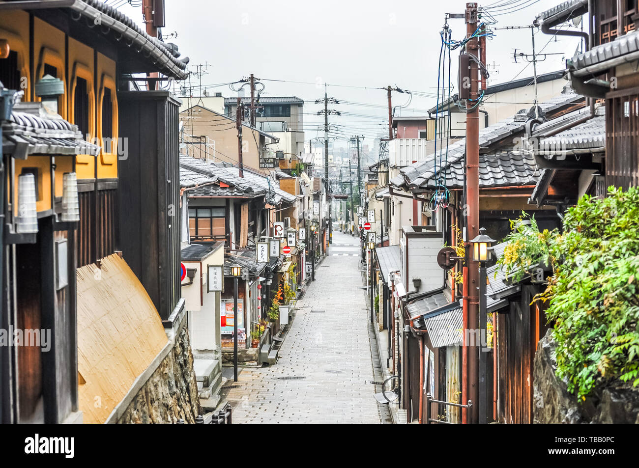 Street view of traditional streets in Kyoto, Japan Stock Photo - Alamy
