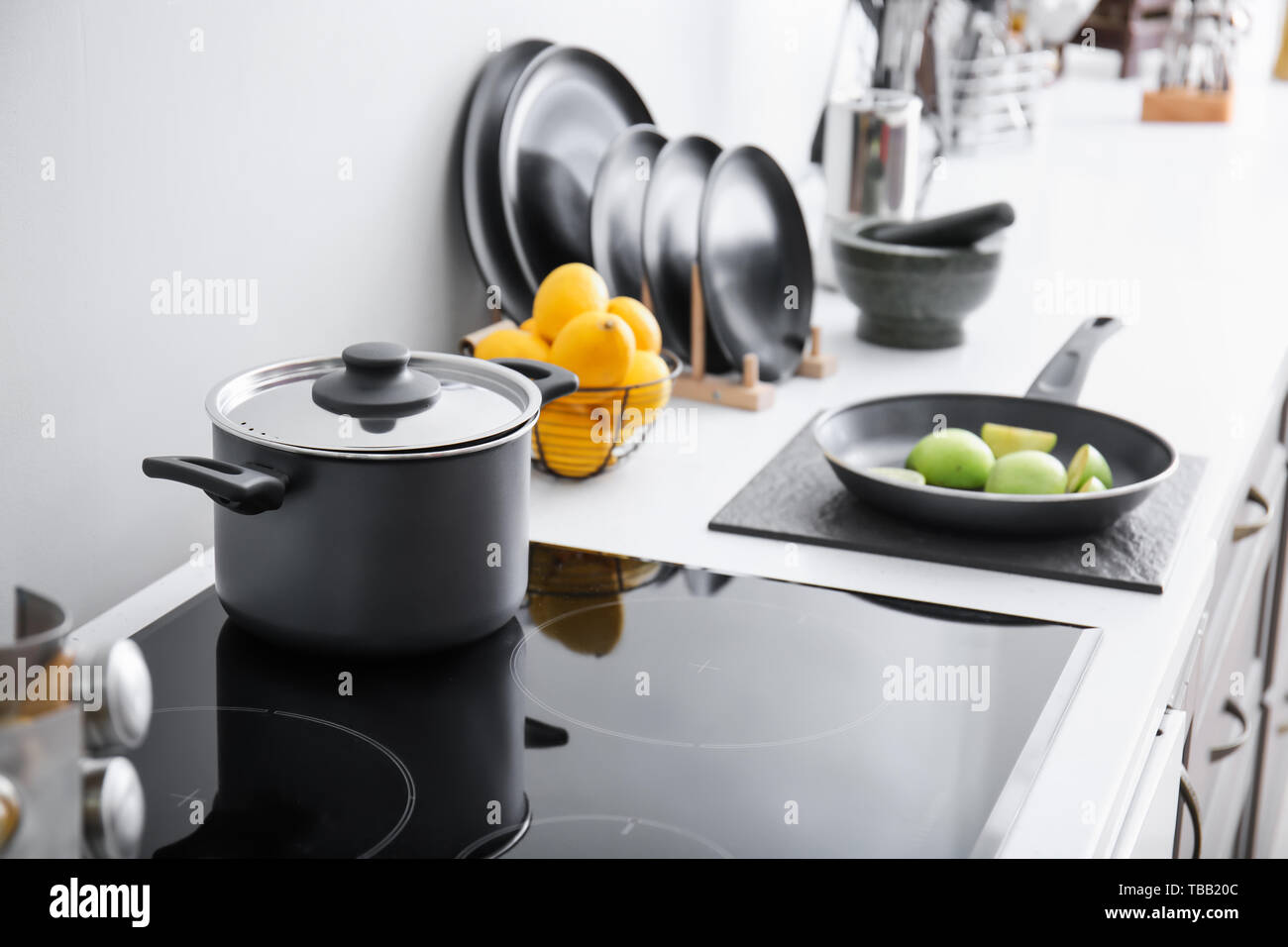 Modern electric stove hi-res stock photography and images - Alamy