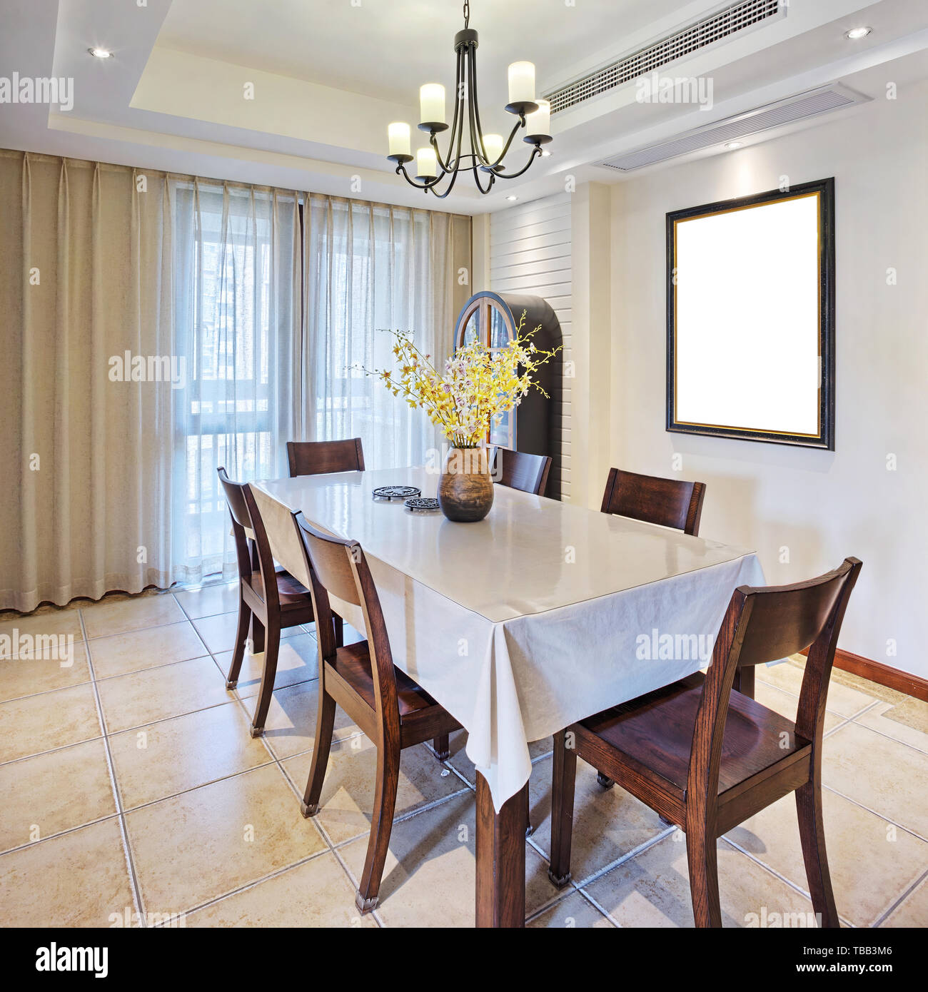 Family style seating hi-res stock photography and images - Alamy