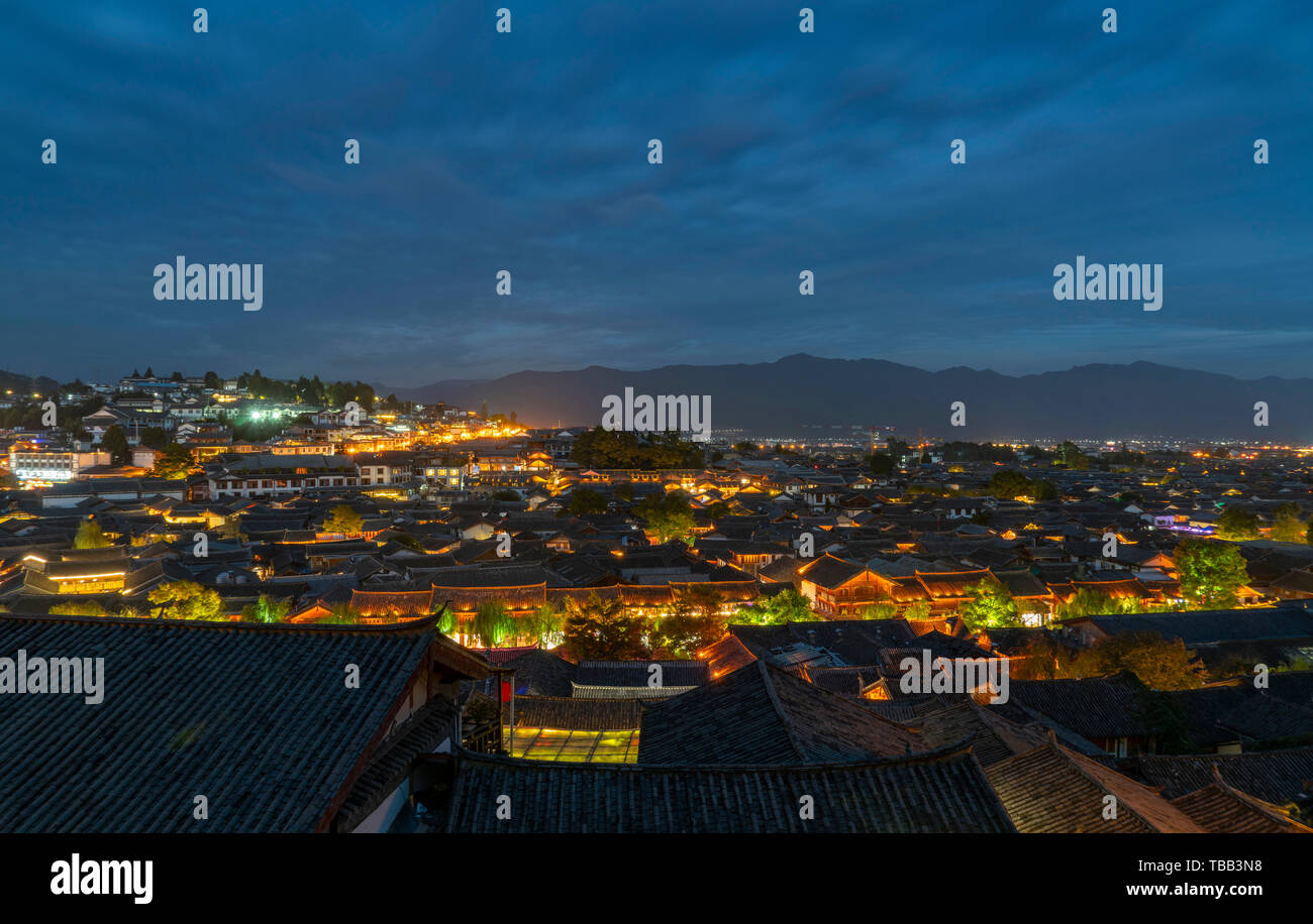 Night view of the ancient city of Lijiang Stock Photo - Alamy
