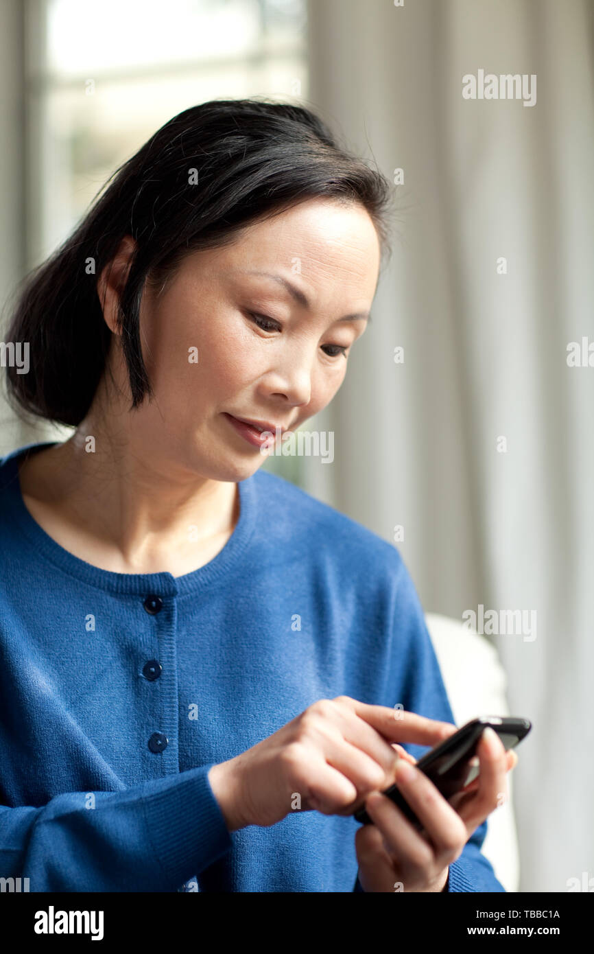 Older people use mobile phones Stock Photo - Alamy