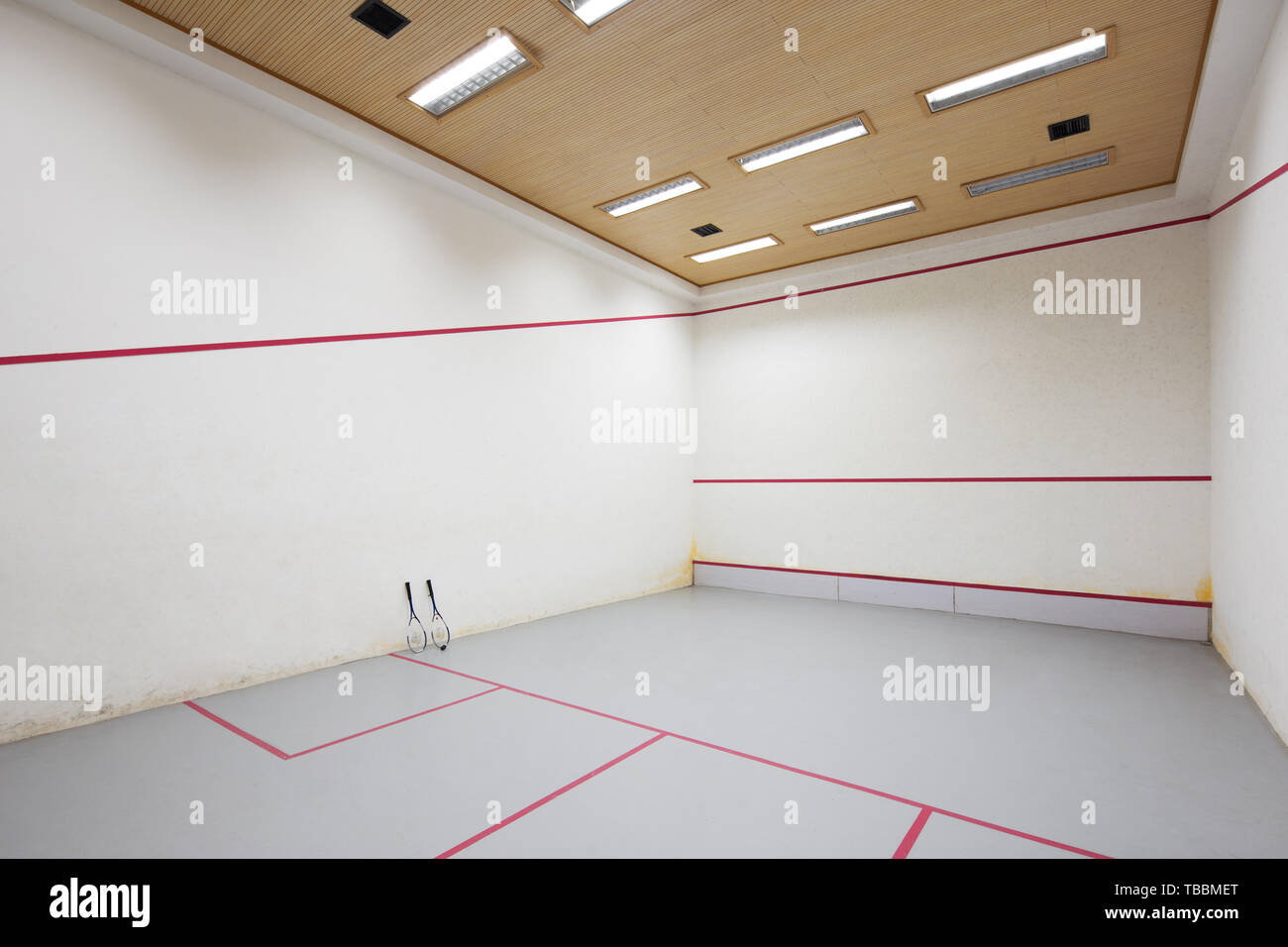 Interior of empty squashcourt Stock Photo - Alamy