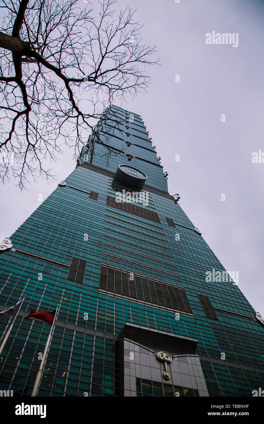 101 building no one walks the sky hi-res stock photography and images ...