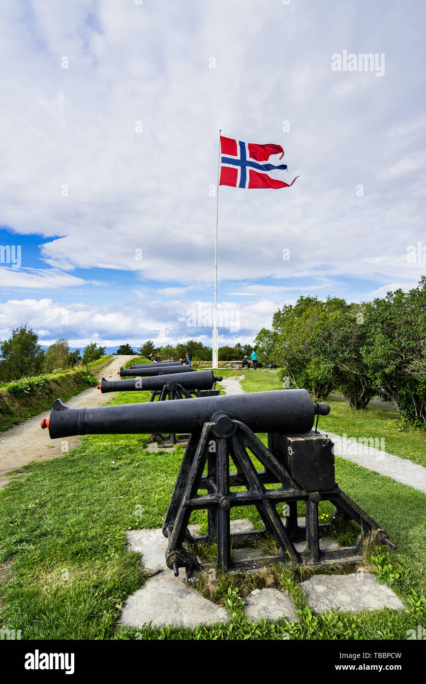 Row cannons artillery hi-res stock photography and images - Alamy