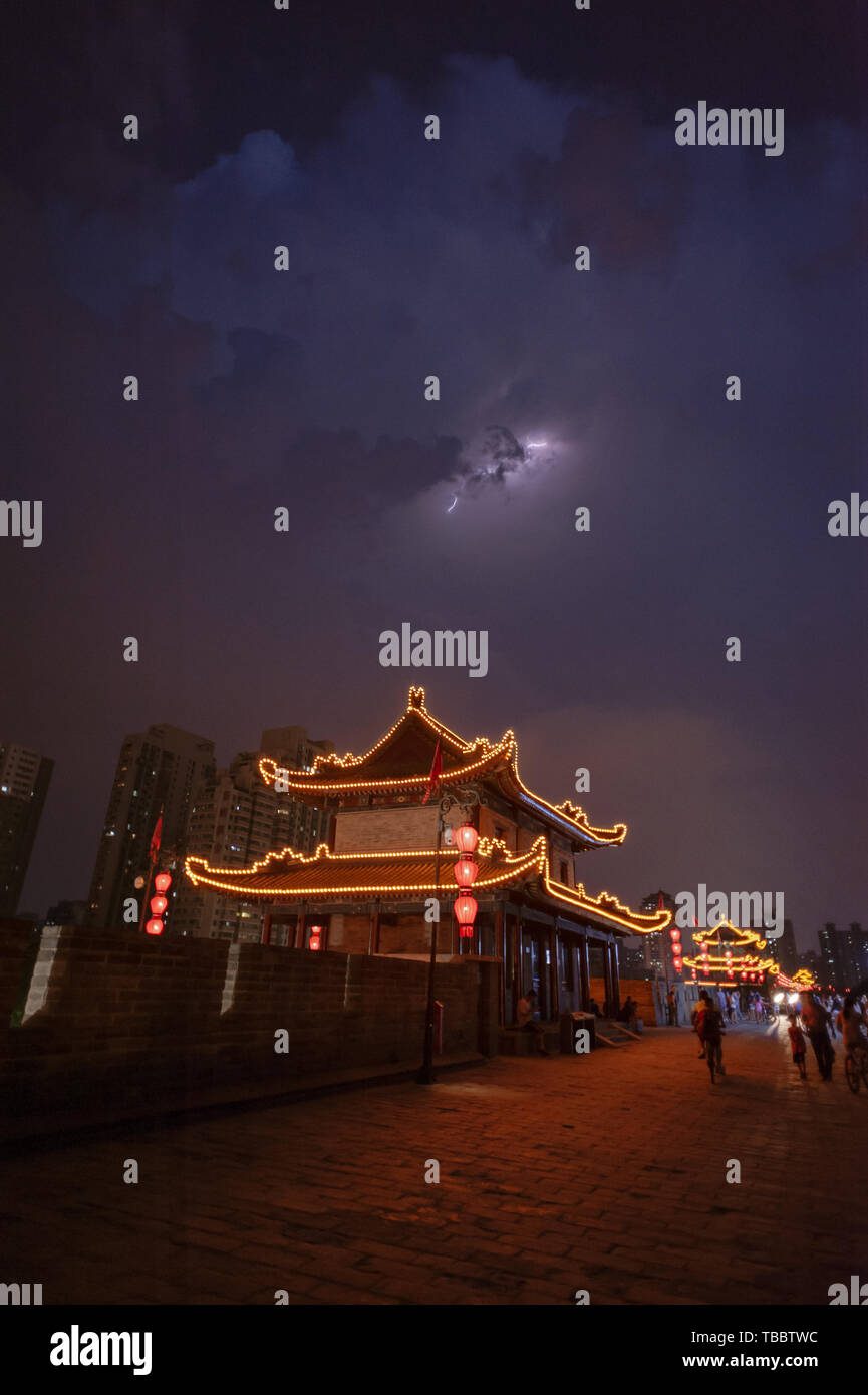 Night view of the ancient city walls of Xi'an Stock Photo - Alamy