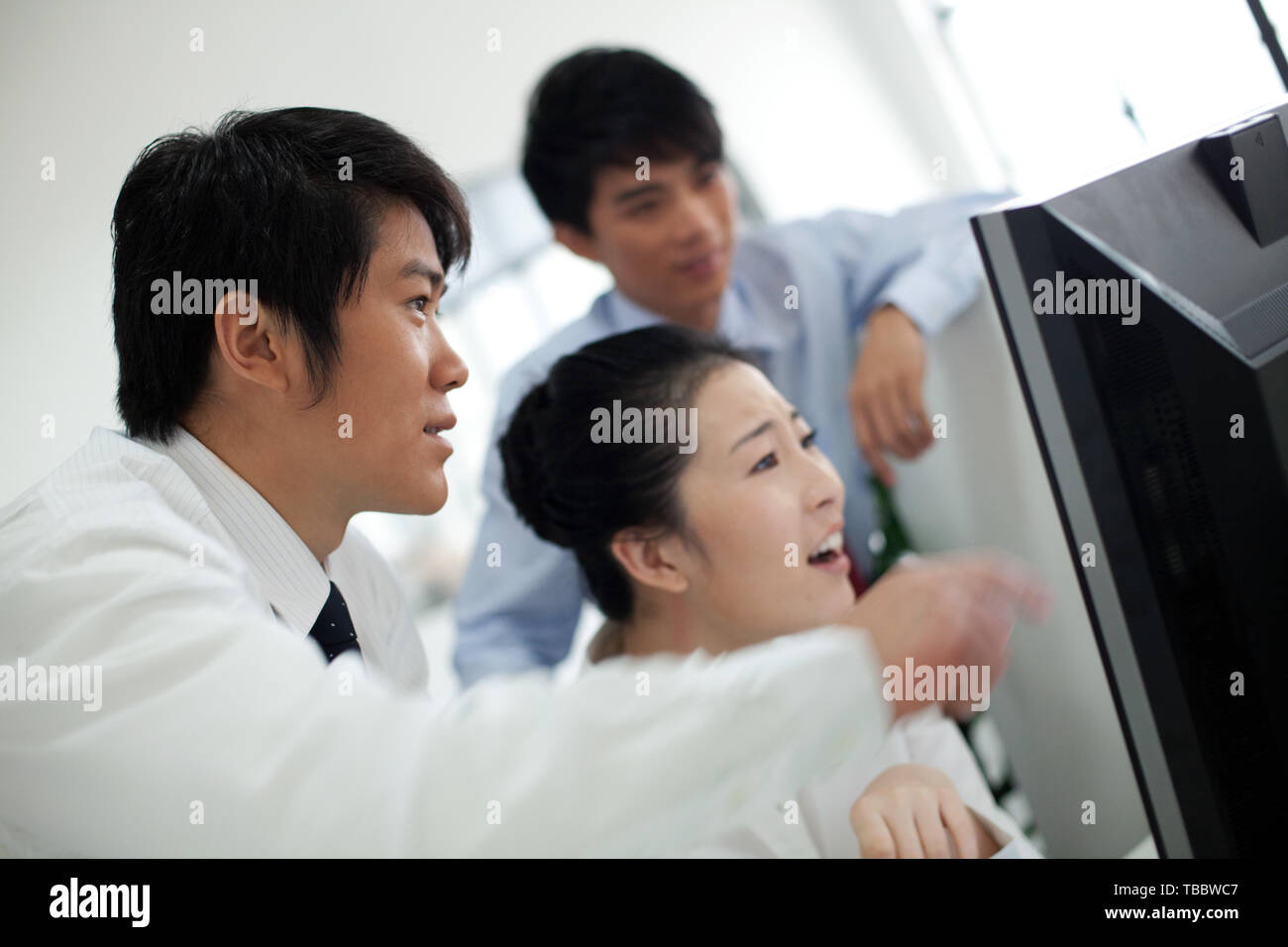 A discussion in front of a computer Stock Photo - Alamy