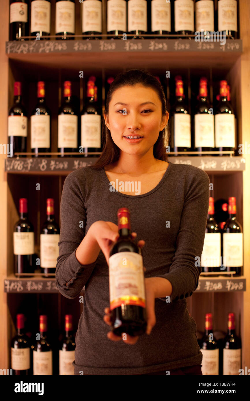 Selling red wine in a liquor store Stock Photo - Alamy