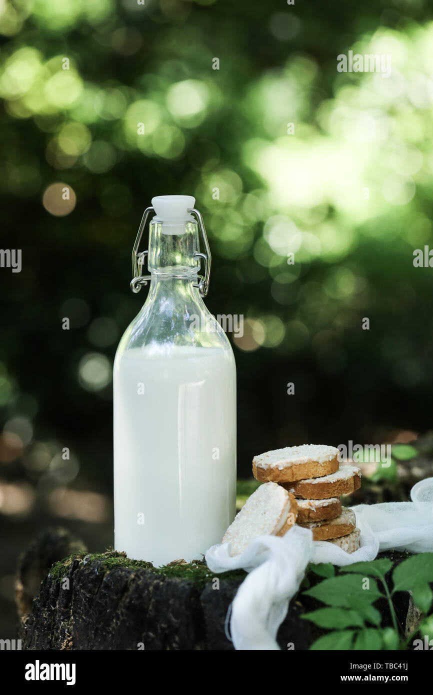 Bread, milk, breakfast Stock Photo - Alamy