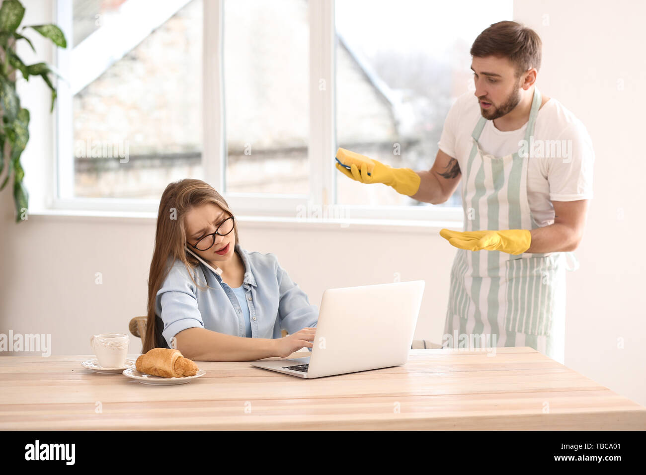 Working wife hi-res stock photography and images - Alamy