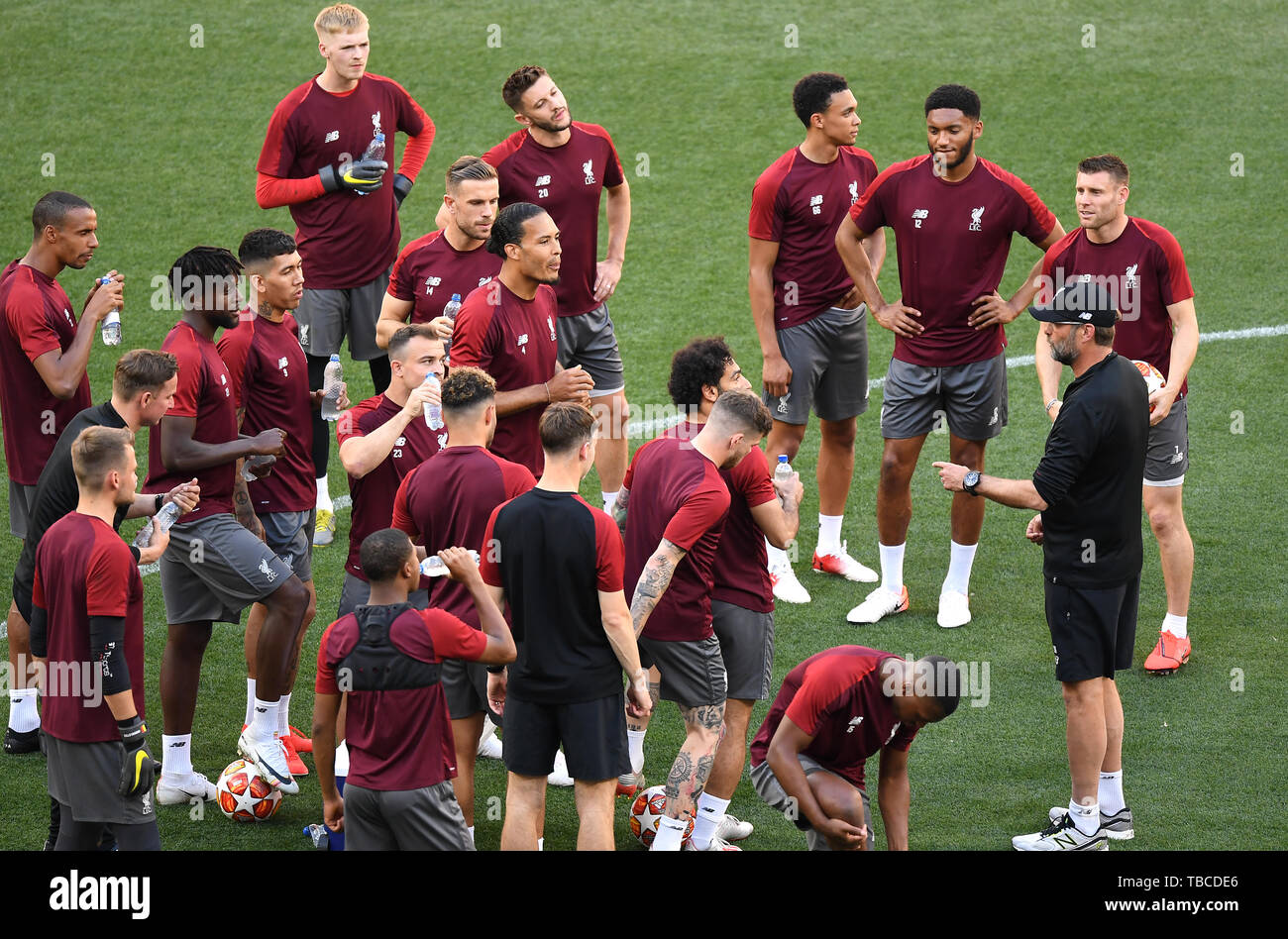 Liverpool manager Jurgen Klopp (right) leads a team huddle during a ...