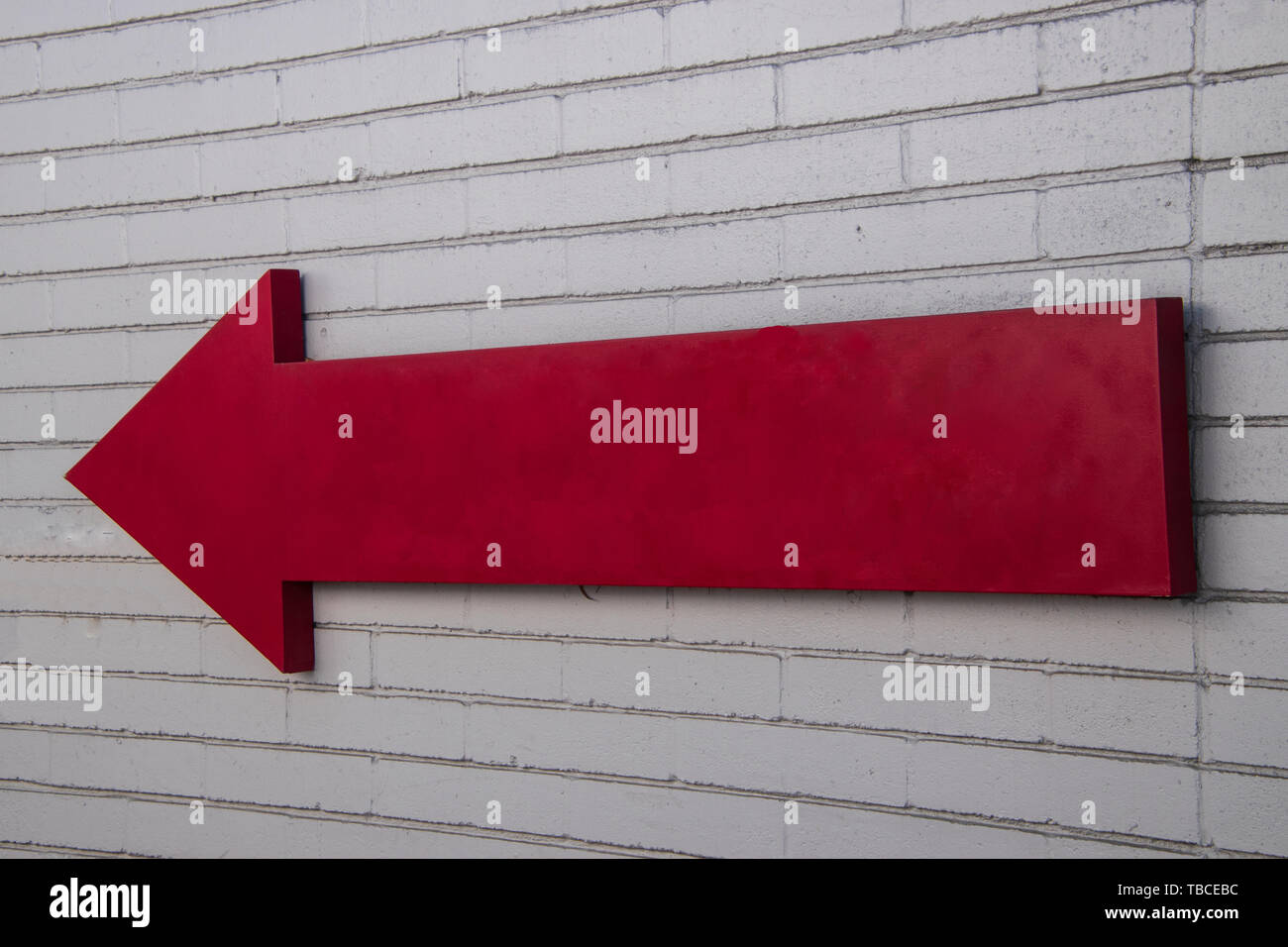 Sign red arrow pointing left hi-res stock photography and images - Alamy