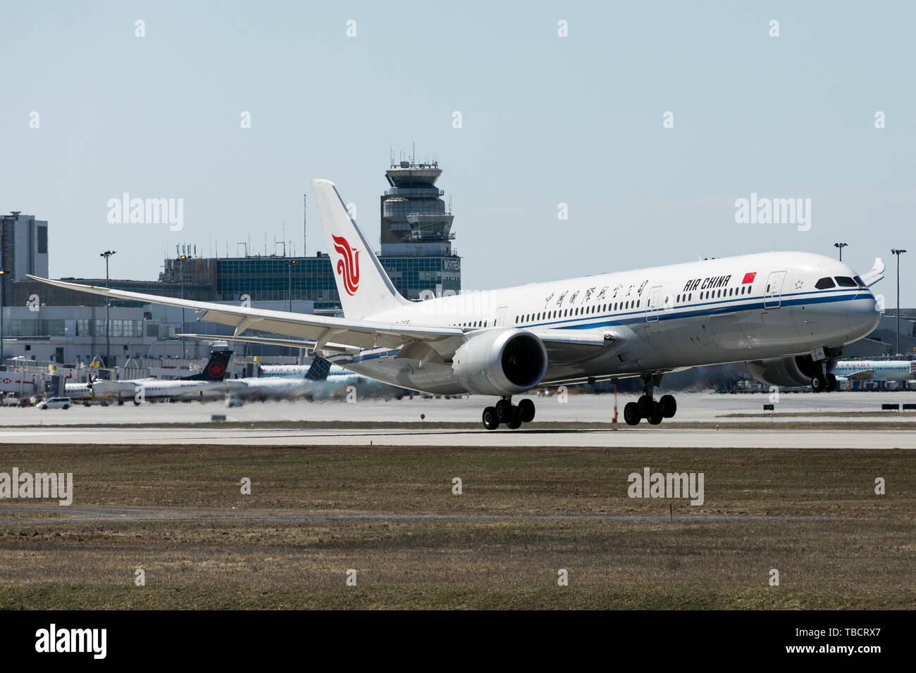 Boeing 787 landing hi-res stock photography and images - Alamy