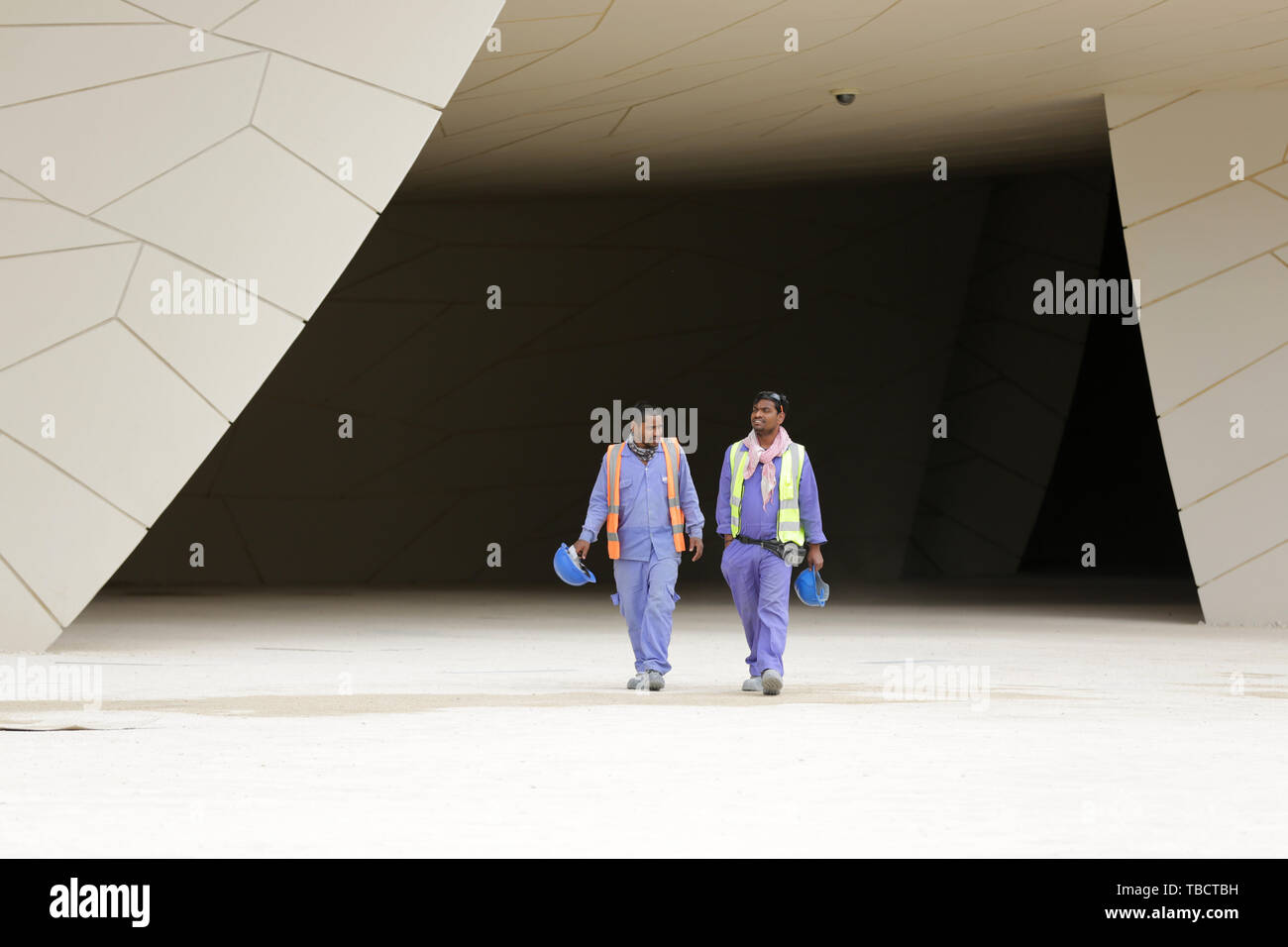 Qatari uniform hi-res stock photography and images - Alamy