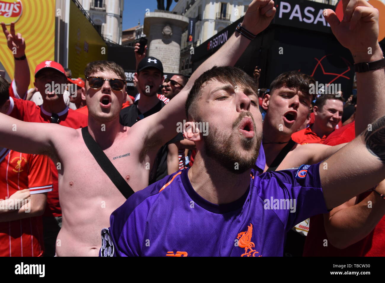 Liverpool football fans hi-res stock photography and images - Alamy