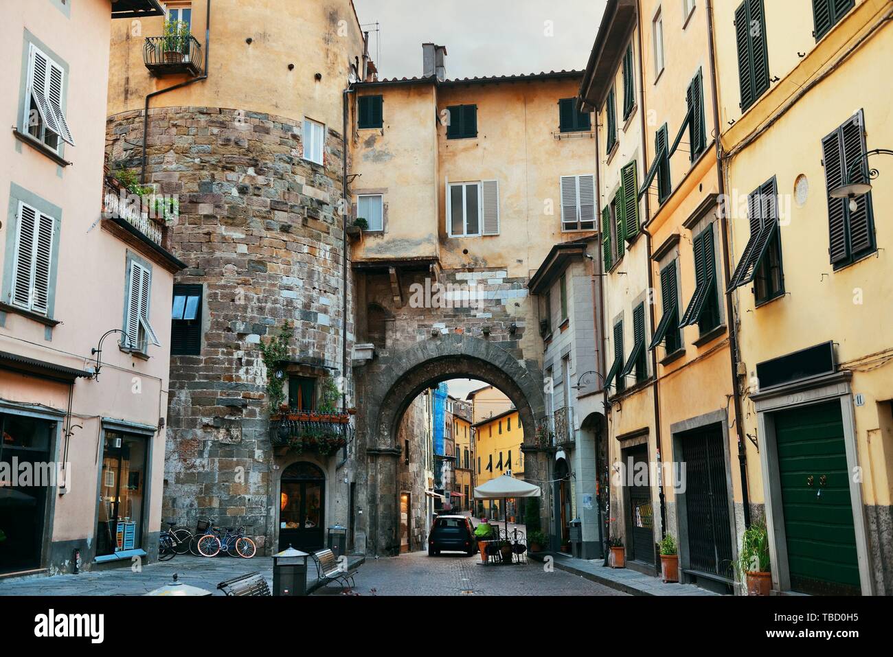 Lucca street view with archway in Italy Stock Photo - Alamy