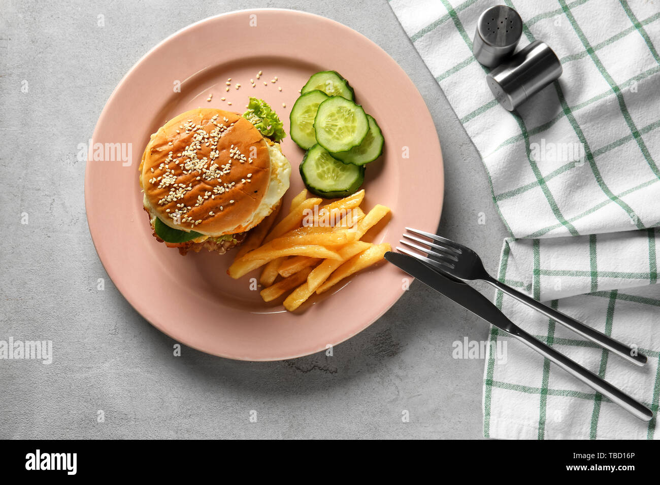 Eat hamburger on plate cutlery hi-res stock photography and images - Alamy