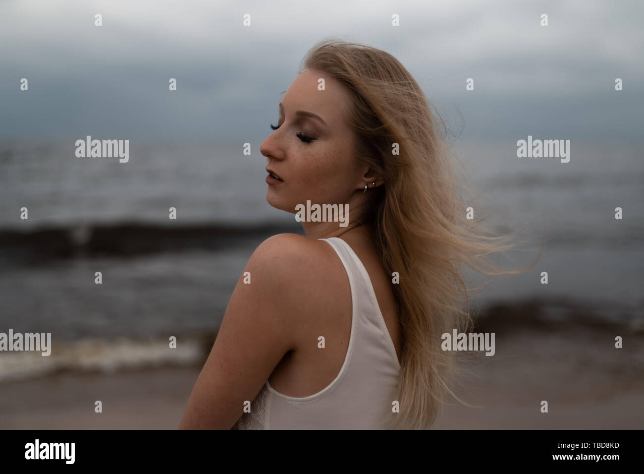 Silhouette sad teenage girl hi-res stock photography and images - Alamy