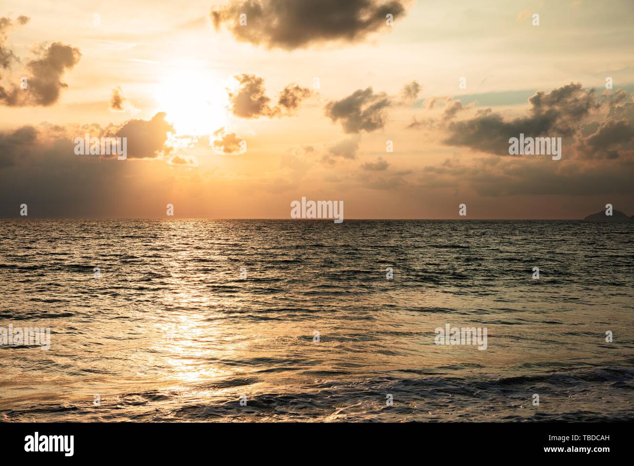 Dramatic sky over sea hi-res stock photography and images - Alamy