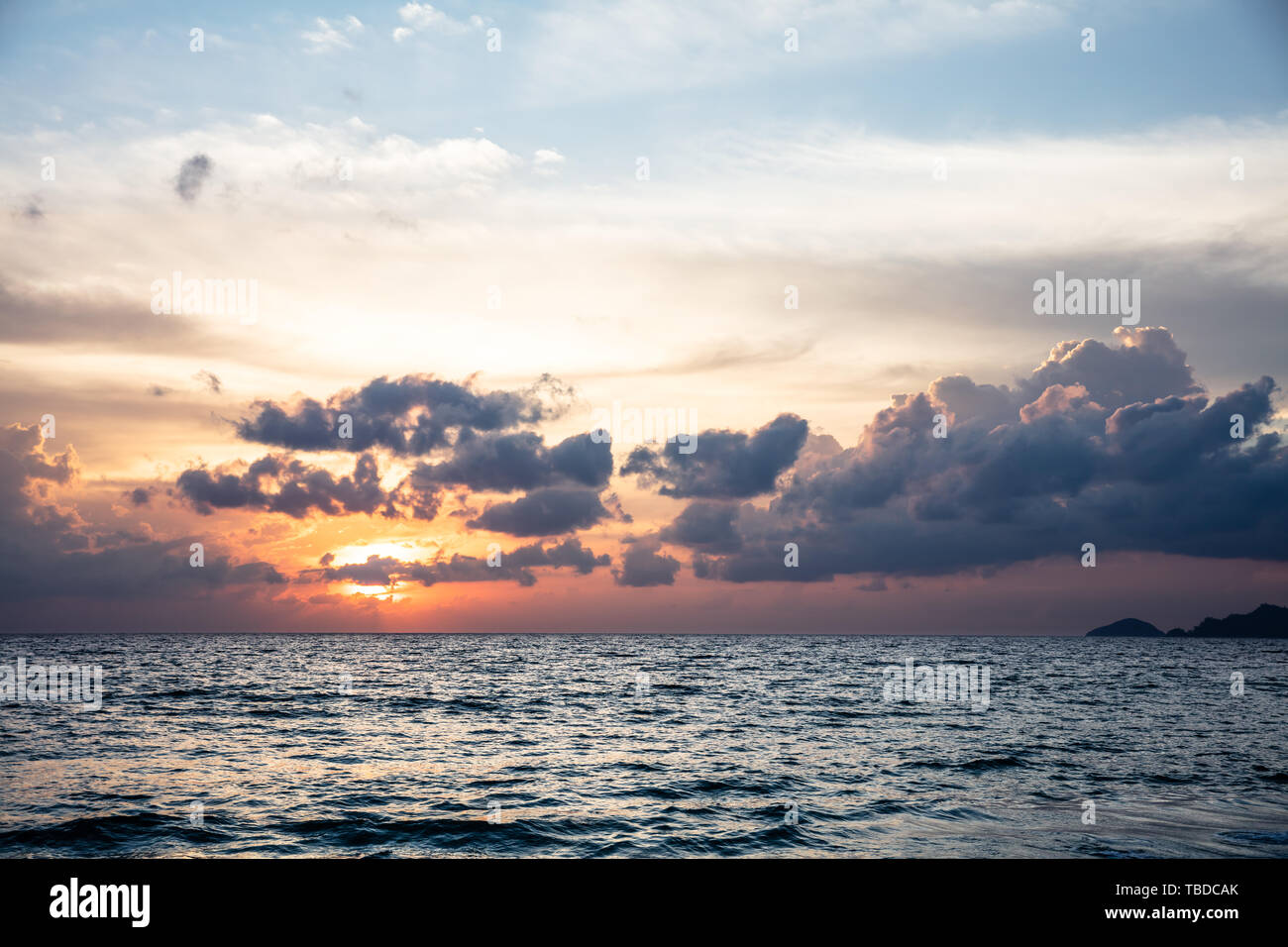 Photo sunset over sea hi-res stock photography and images - Alamy