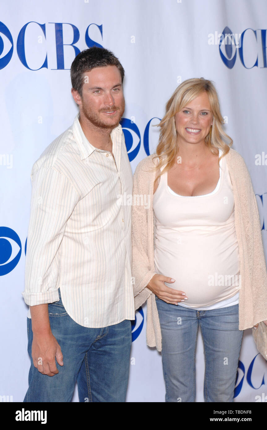 Oliver hudson and erinn bartlett hi-res stock photography and images ...