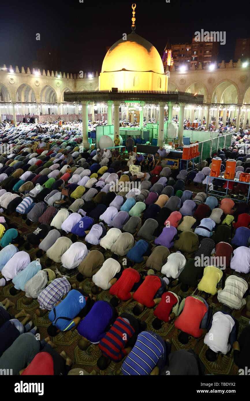 Cairo, Egypt. 31st May, 2019. Muslims attend a night prayer during ...